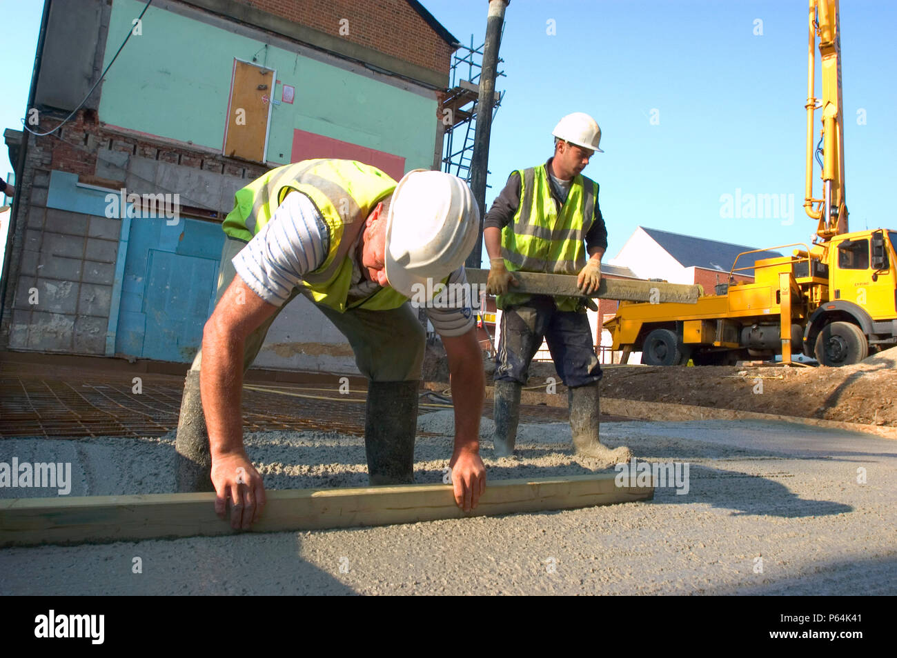 Leveling concrete pourred onto rebar Stock Photo - Alamy