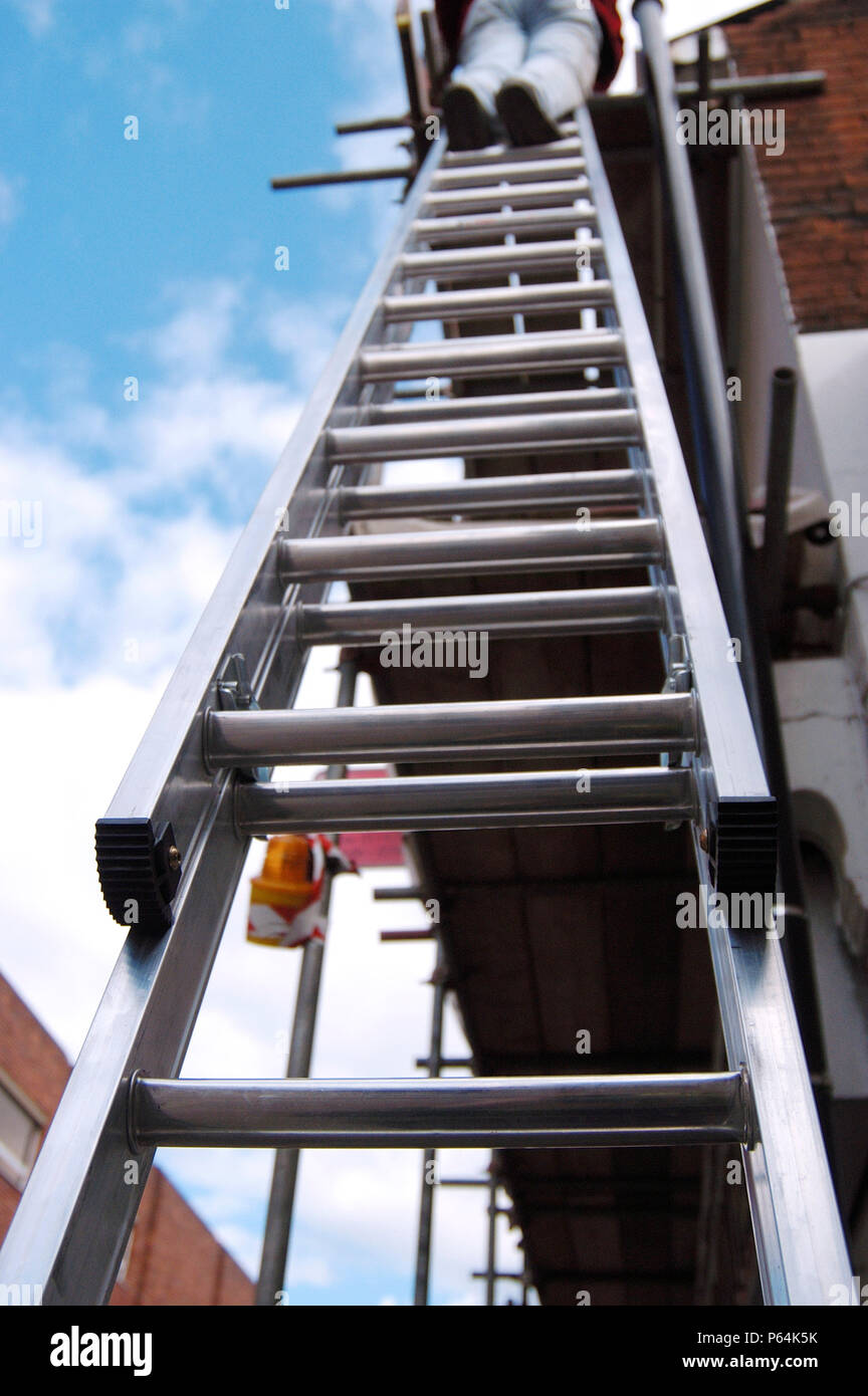 Working from height unsafe hi-res stock photography and images - Alamy
