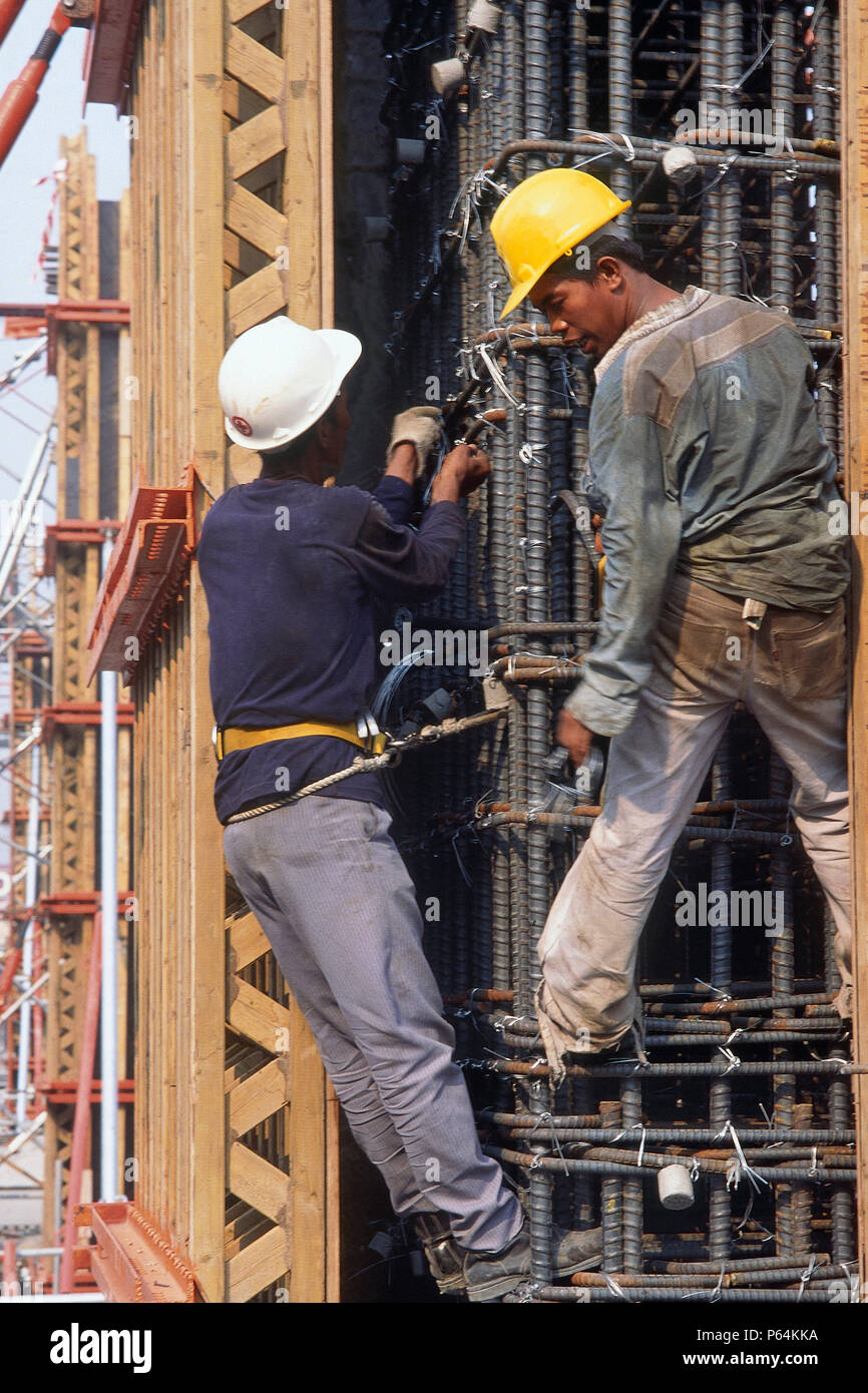 Fixing steel reinforcement for columns on the elevated track for Manila ...