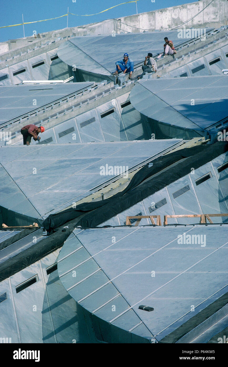 Installing cladding hi-res stock photography and images - Alamy