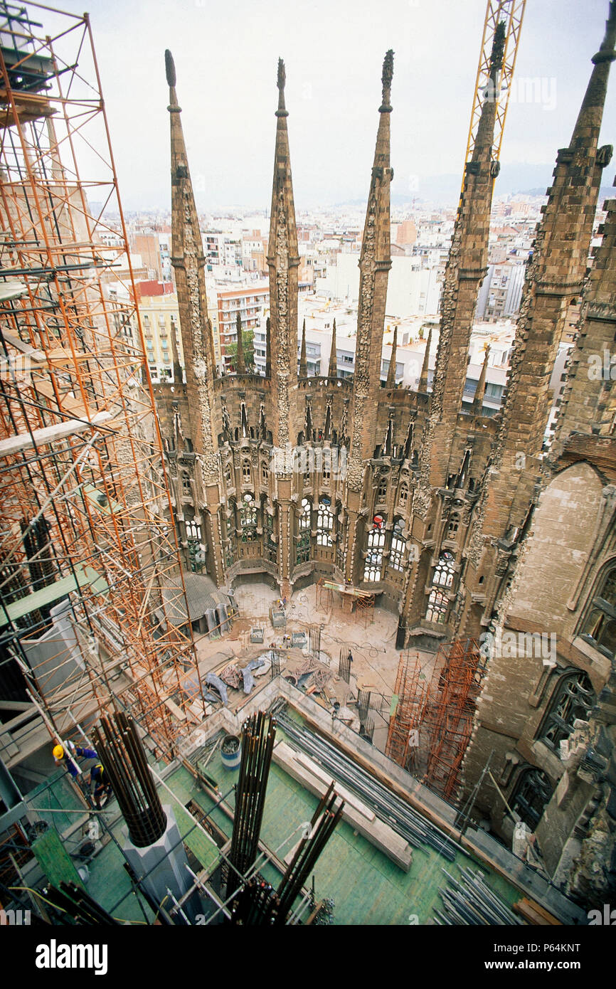 Construction of hollow stone columns with reinforcement for concrete ...