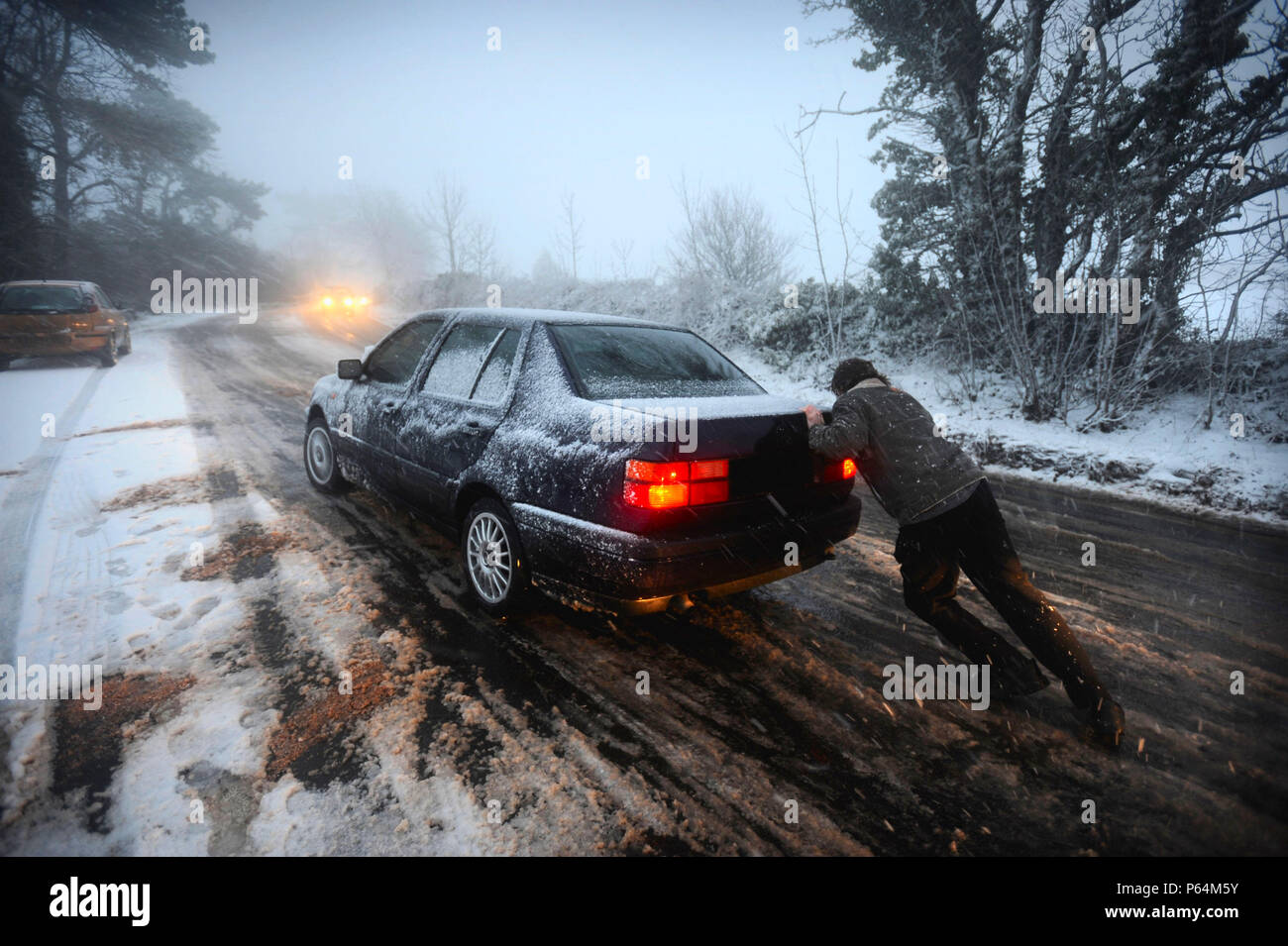 Pushing car people snow hi-res stock photography and images - Alamy