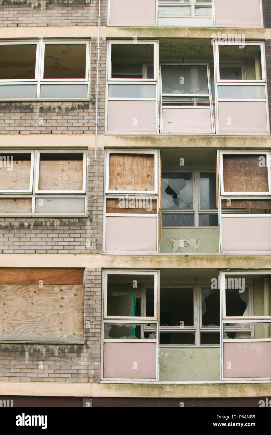 Derelict high rise tower block hi-res stock photography and images - Alamy