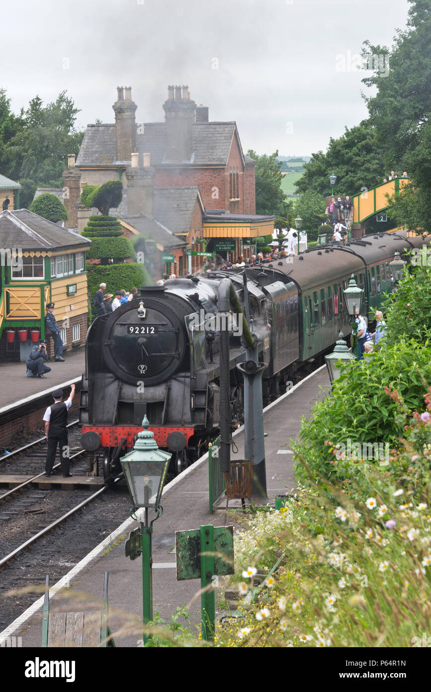 Steam locomotive 92212 pulling a passenger train at Ropley Station ...