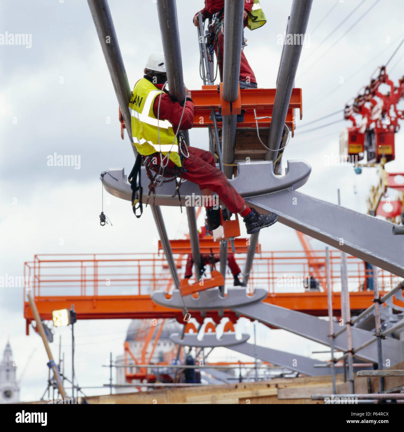 Construction of the Millennium Bridge, London, UK Stock Photo - Alamy