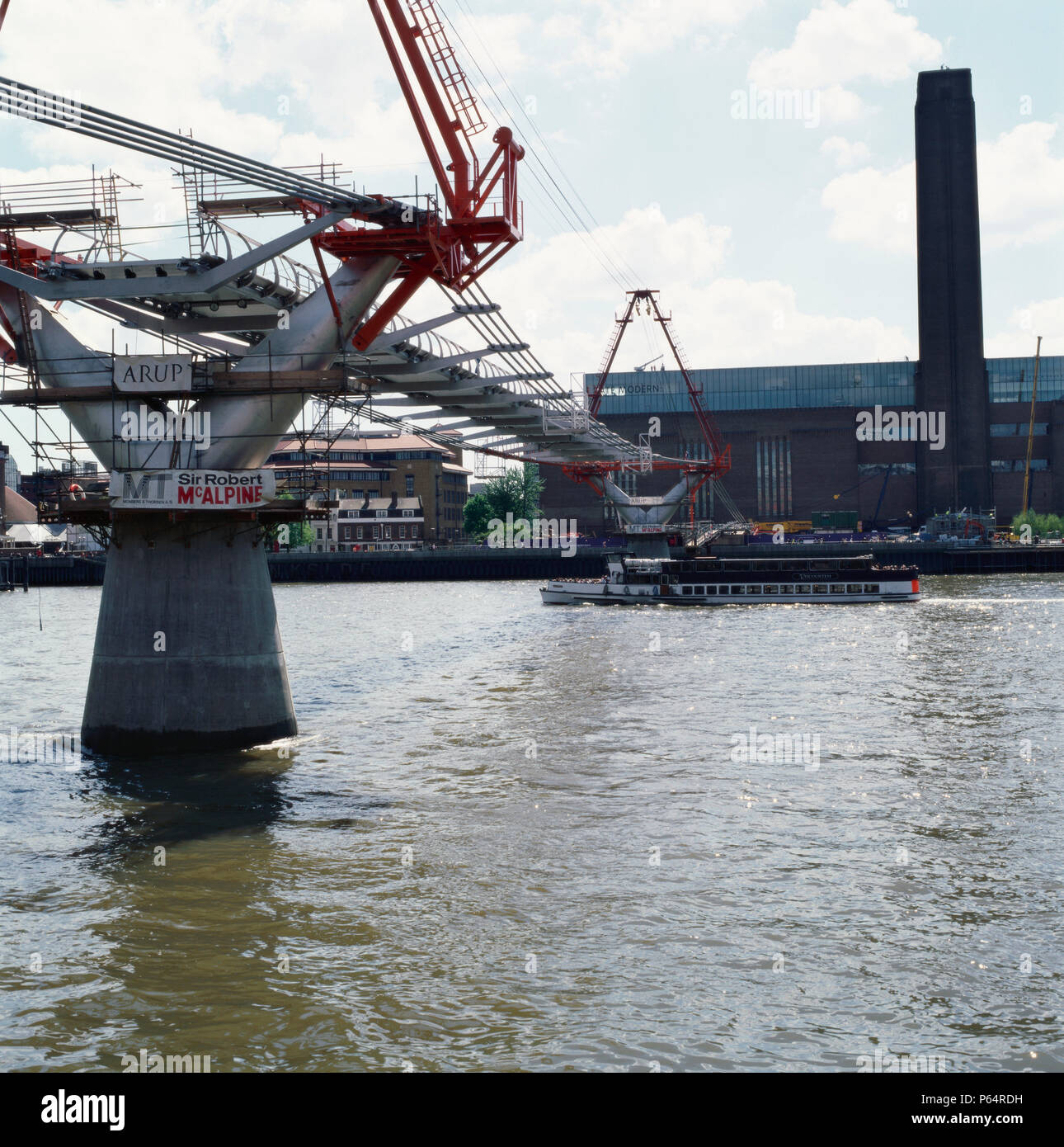 Construction of the Millennium Bridge, London, UK Stock Photo - Alamy