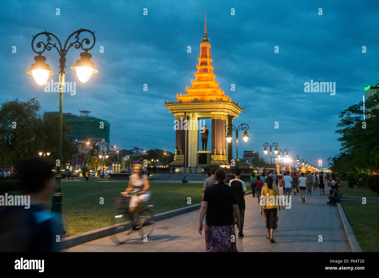 the Statue and Monument of King Norodom Sihanouk at the Sihanouk ...