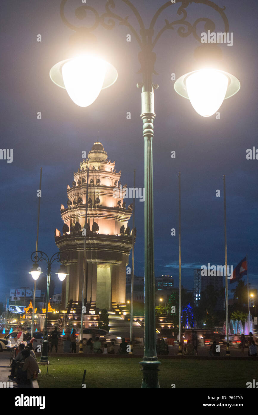 the Independence Monument at the Sihanouk Bouelvard in the city of ...