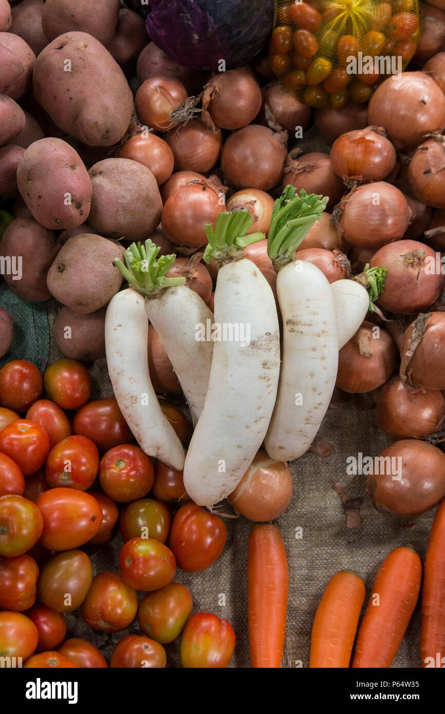 the Vegetable and food market at the Kandal market or Psar Kandal ...