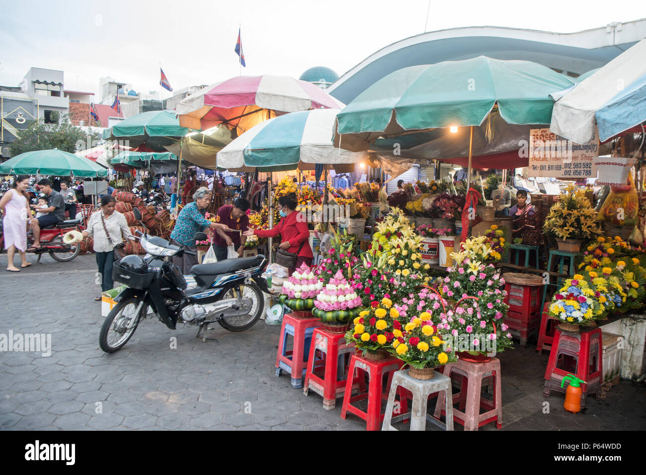 flowers at the fruits and food market at the Kandal market or Psar ...