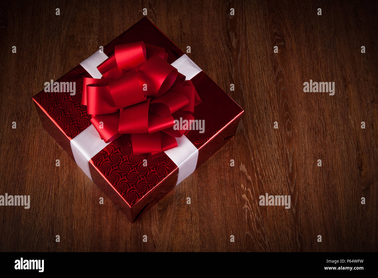 one large red gift box top view on a wood background Stock Photo - Alamy