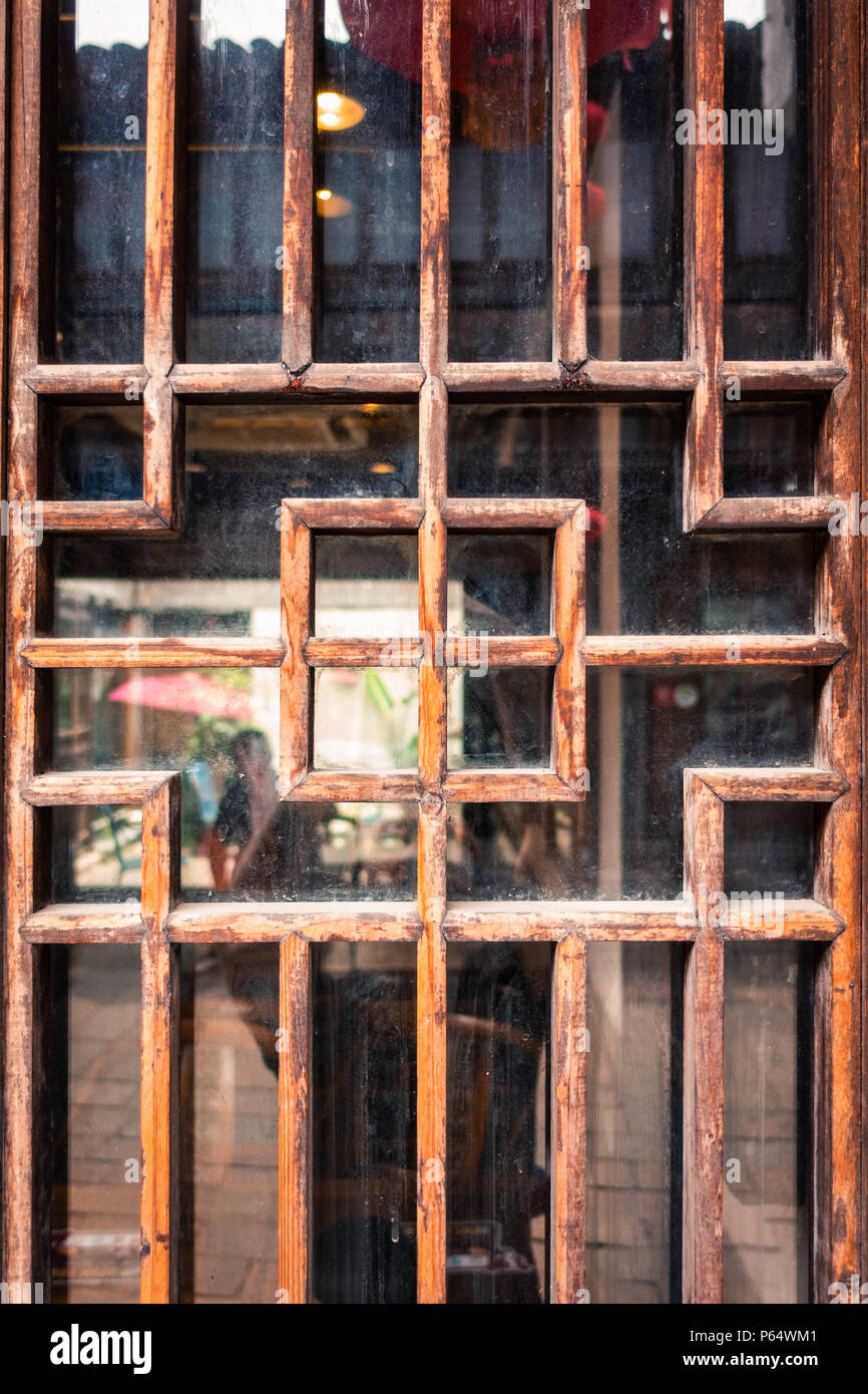 Chinese Traditional Wooden Door Stock Photo - Alamy
