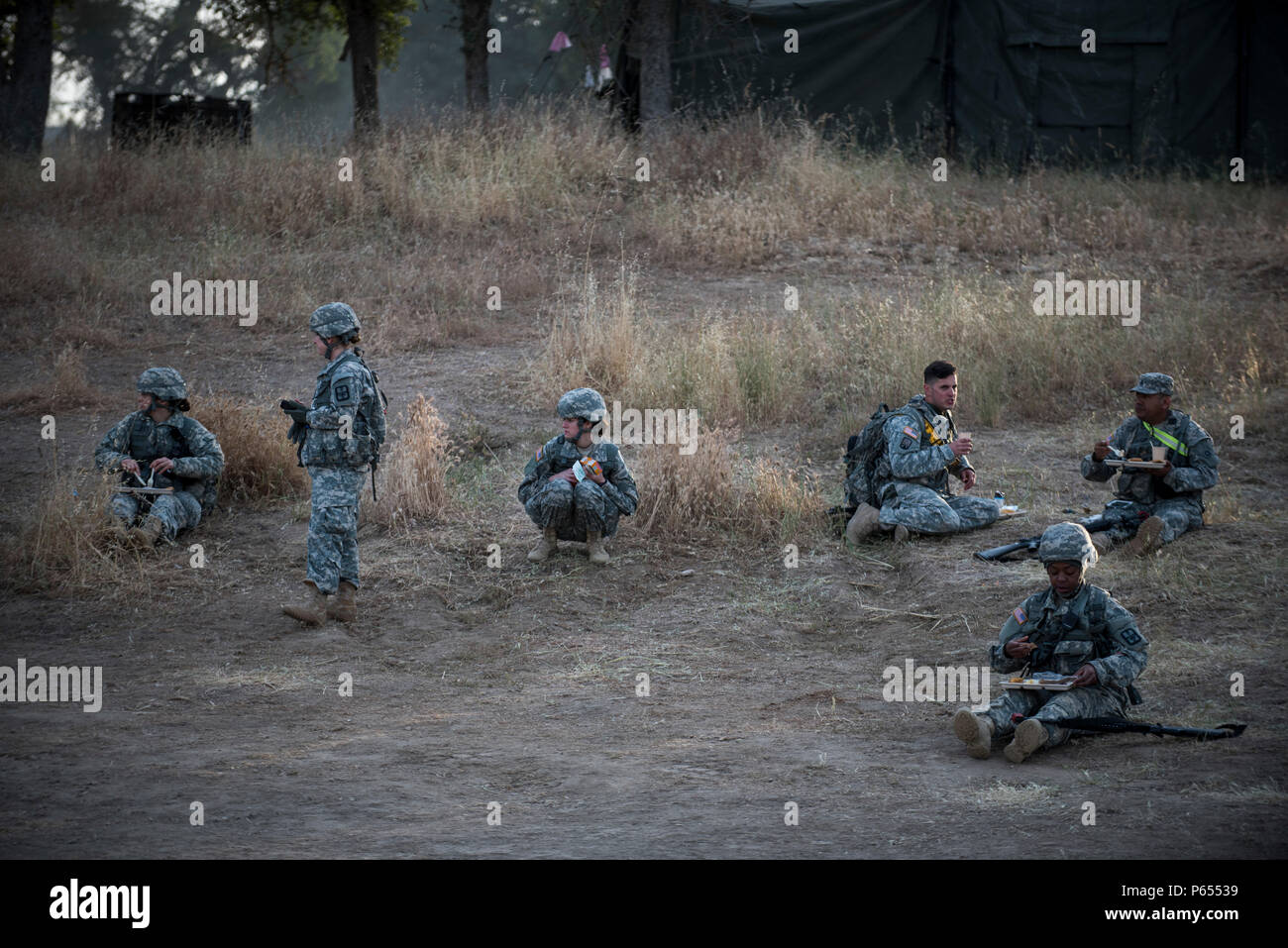 U.S. Army Reserve Soldiers scatter across the ground to eat breakfast ...