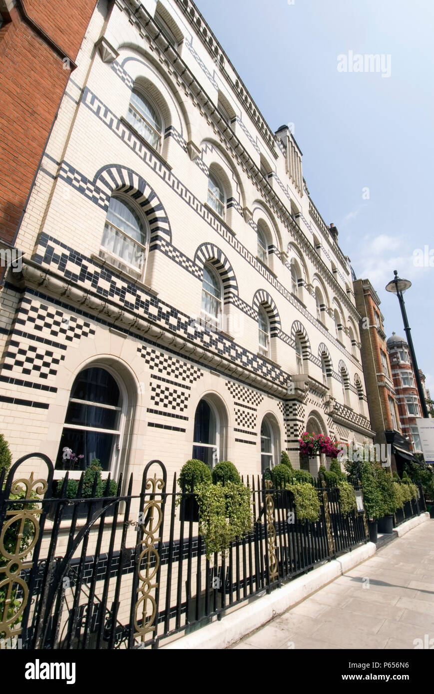 White tiled building hi-res stock photography and images - Alamy