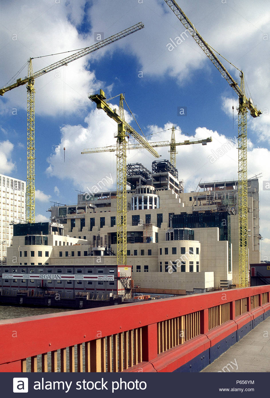 Vauxhall Bridge Mi6 Mi5 Building Stock Photos & Vauxhall Bridge Mi6 Mi5 ...