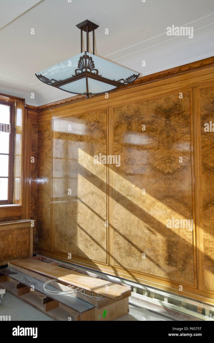 Lloyds building london interior hi-res stock photography and images - Alamy