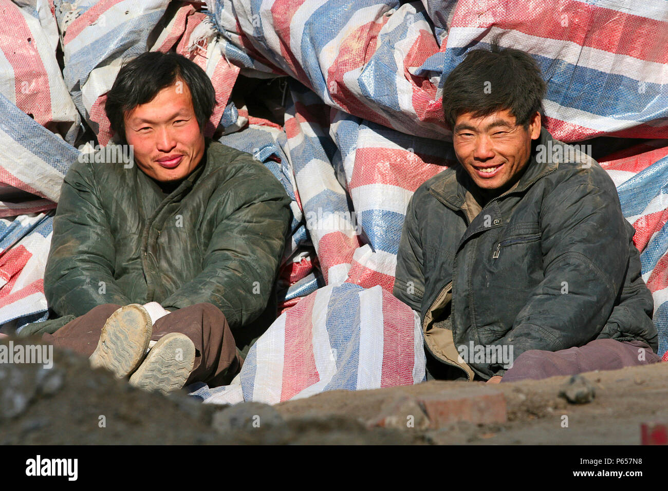 Chinese migrant labourers take a break in Beijing Stock Photo - Alamy