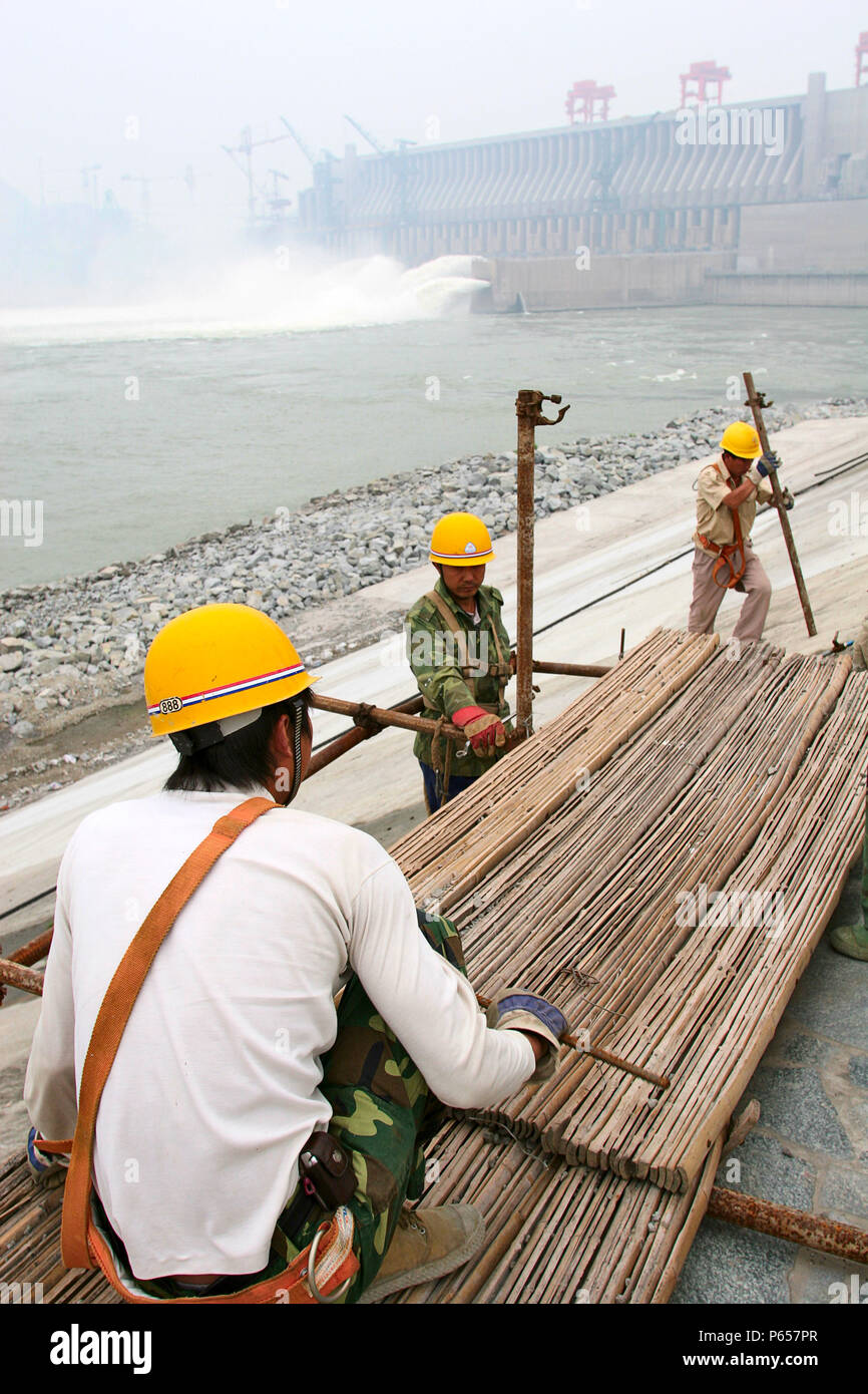 China dam construction workers hi-res stock photography and images - Alamy