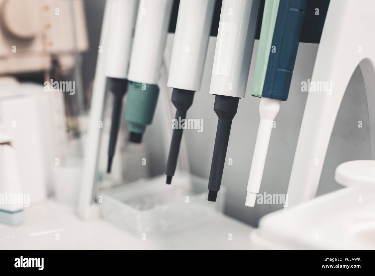 Pipette laboratory hi-res stock photography and images - Alamy