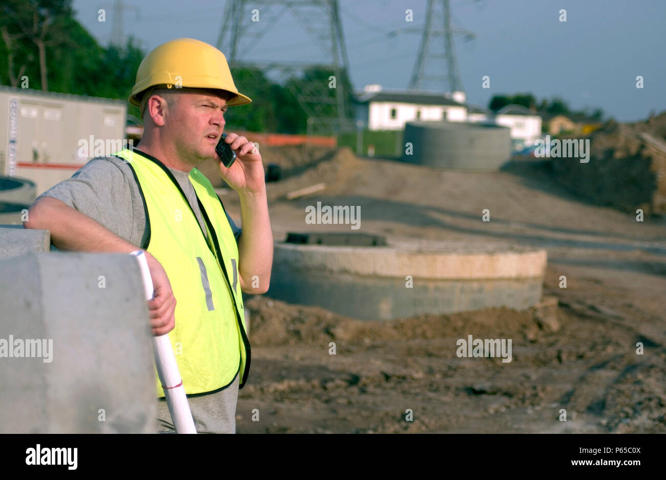 Building technician making a phone call on site Stock Photo - Alamy