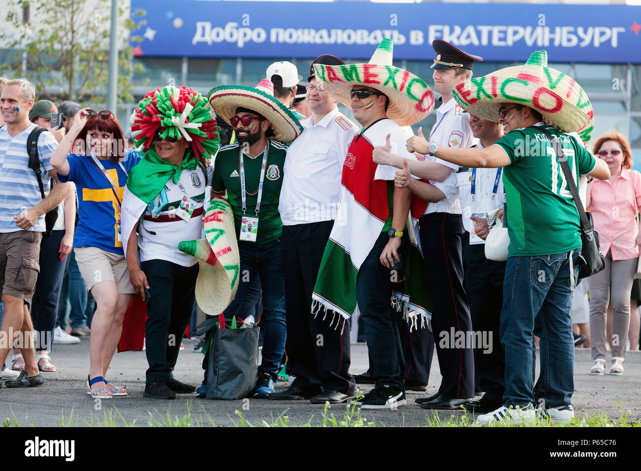 Mexico fans cheer on their team hi-res stock photography and images - Alamy