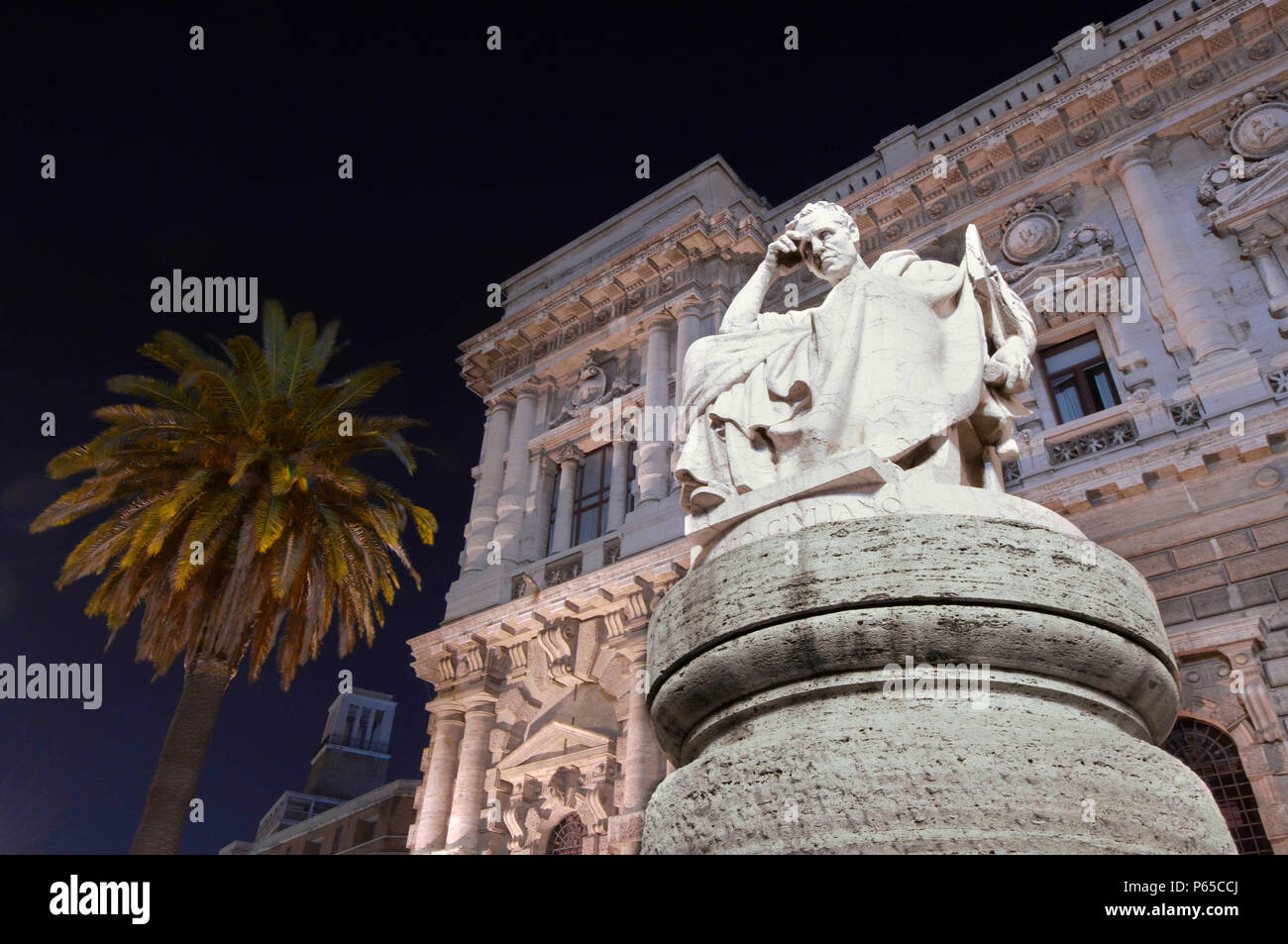 Caesar statue, Rome, Italy Stock Photo - Alamy