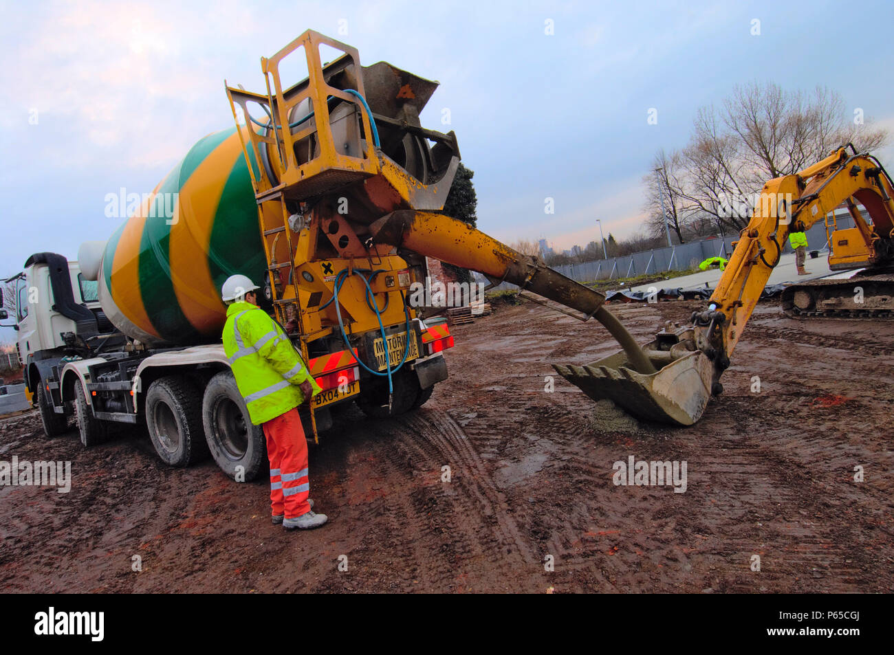 Pouring concrete excavator bucket placing hi-res stock photography and ... Pouring concrete excavator bucket placing hi-res stock photography and ...