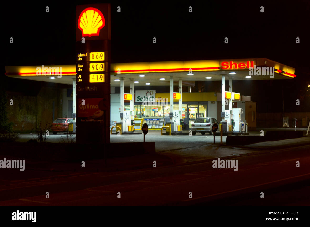 Shell service station at night Stock Photo - Alamy
