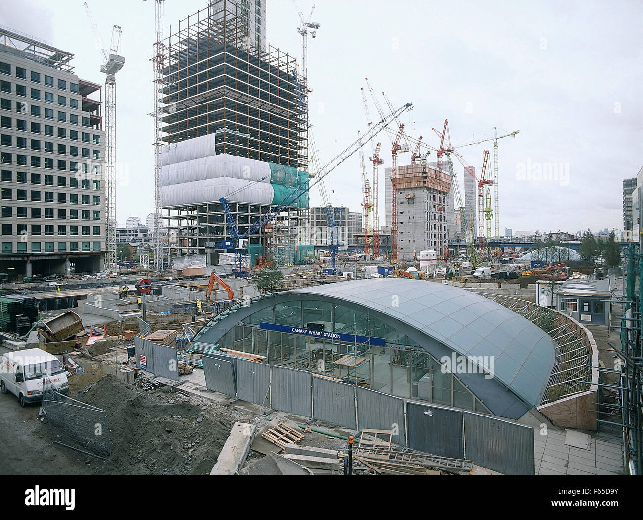 Construction site at Heron Quays, adjacent to Canary Wharf Station ...