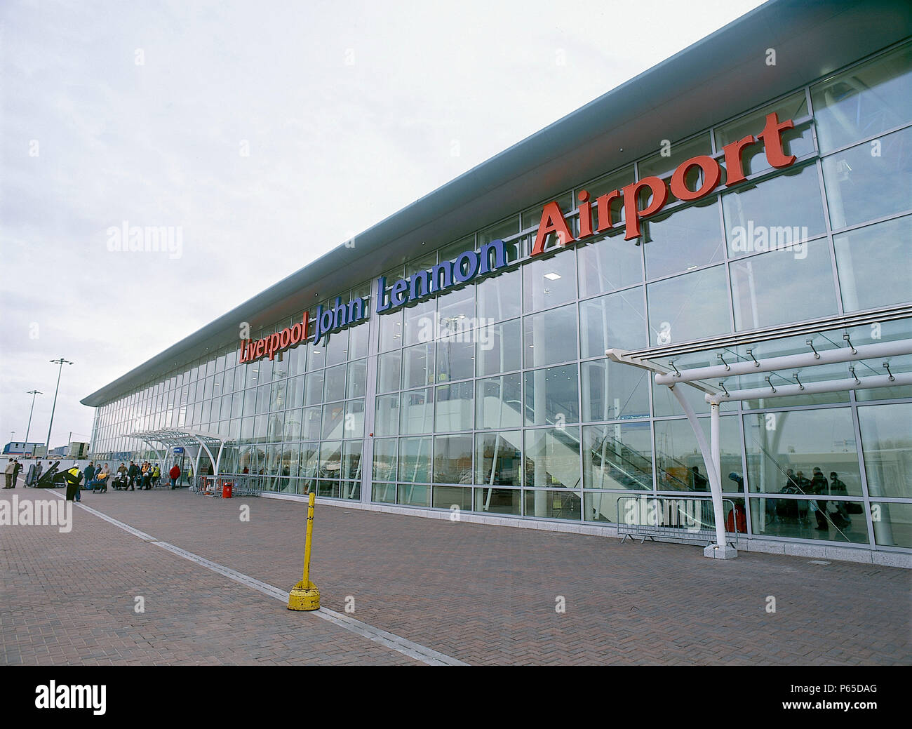 Liverpool airport terminal facade hi-res stock photography and images ...