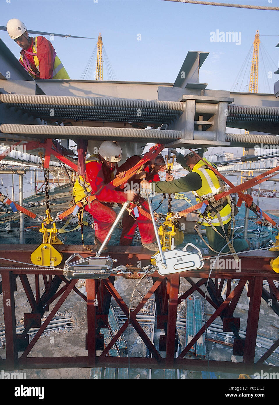 Tensioning cables during construction of the roof canopy at the ...