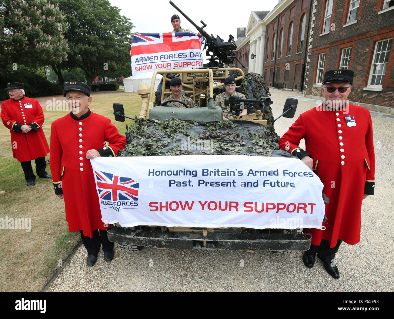 Armoured land rover hi-res stock photography and images - Alamy