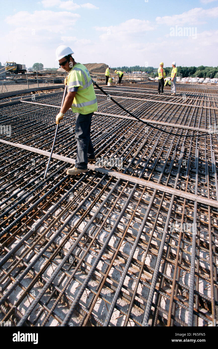 Cleaning the steel for the deck pours on the Colne valley bridge - T5 ...