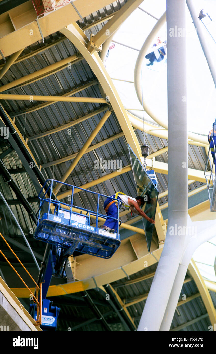Access platform. Worker on a cherry picker Stock Photo - Alamy