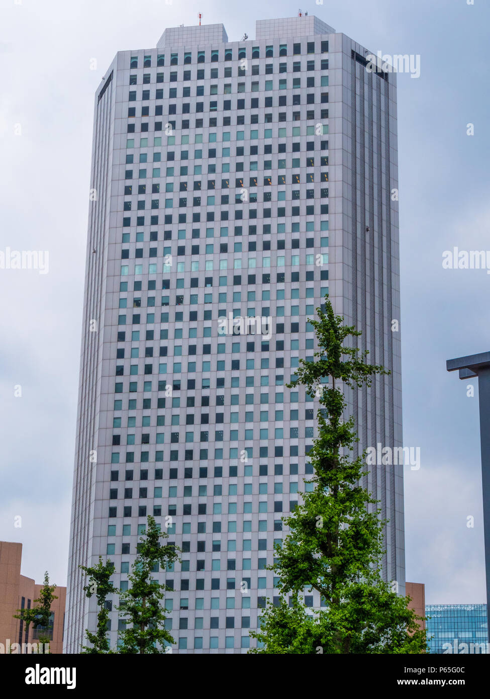 Shinjuku Sumitomo Building in Tokyo - TOKYO / JAPAN - JUNE 17, 2018 ...