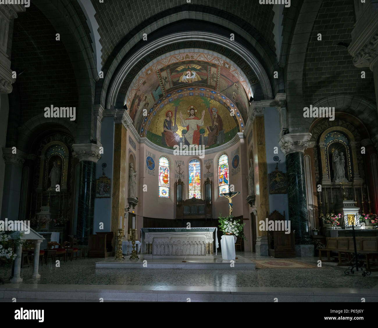 Inside catholic church hi-res stock photography and images - Alamy