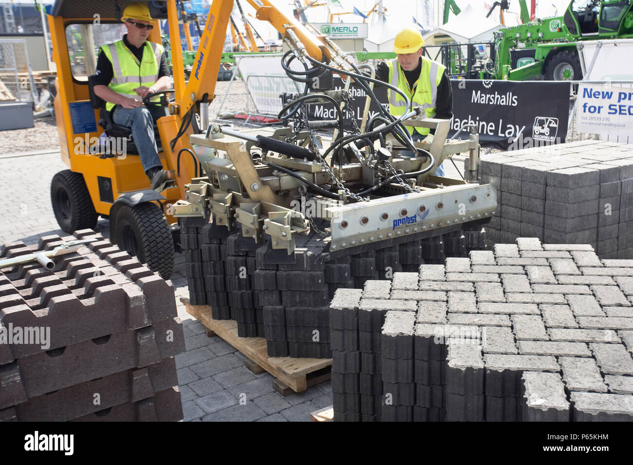 Machine laying paving, demonstration Stock Photo - Alamy