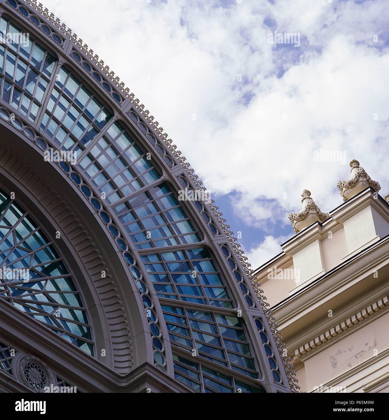 Royal opera house london exterior view hi-res stock photography and ...