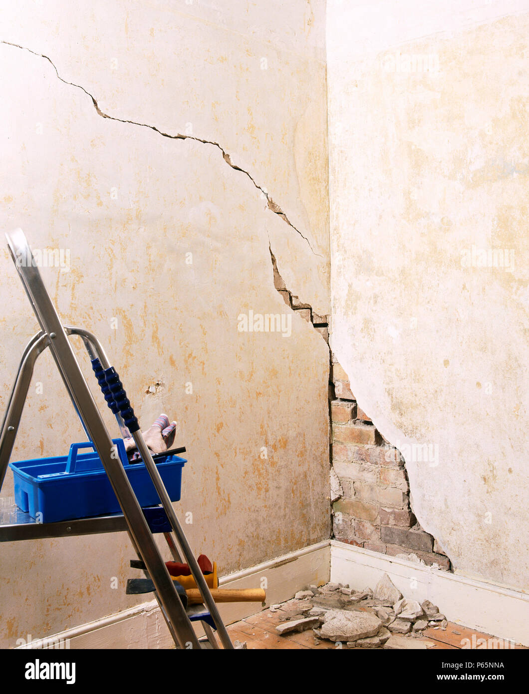 Crack wall subsidence High Resolution Stock Photography and Images - Alamy
