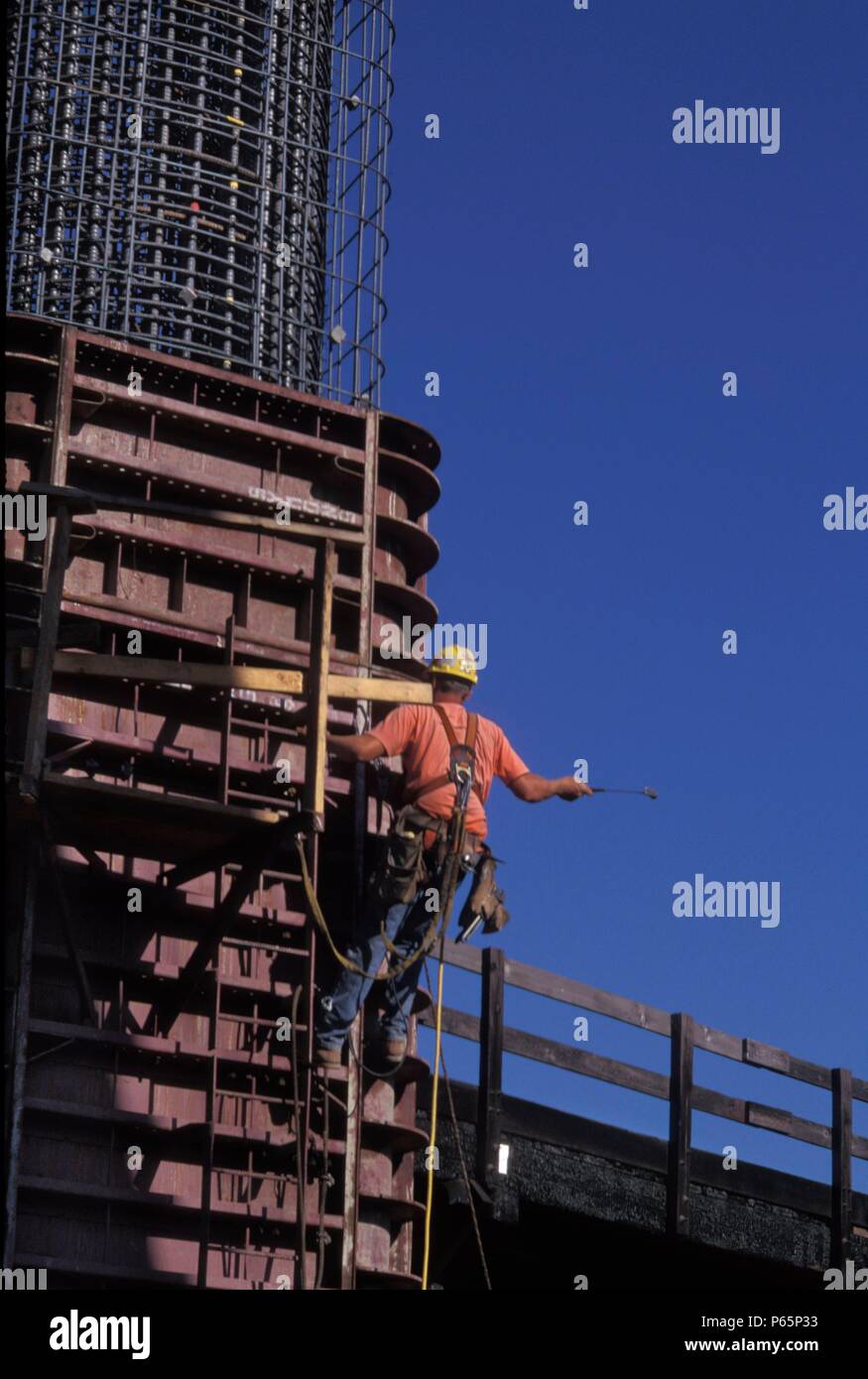 Ironworker working on concrete form for bridge column Stock Photo - Alamy