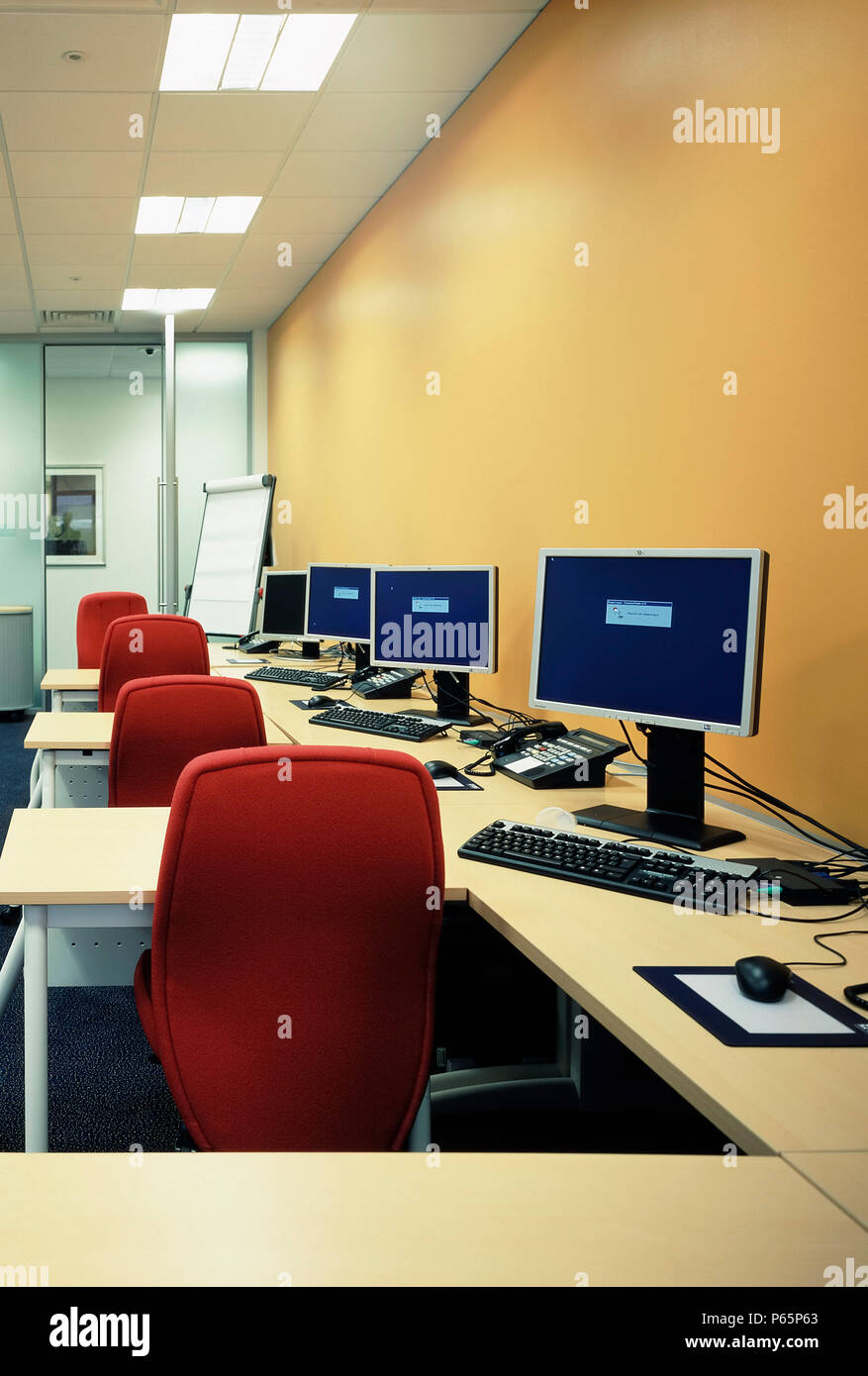Empty office workstations hi-res stock photography and images - Alamy