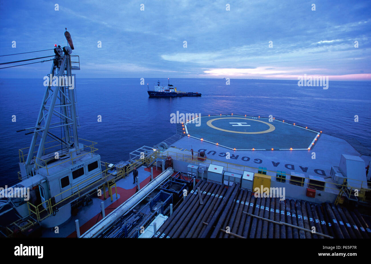 Oil rig helipad and support ship in the Gulf of Suez Stock Photo - Alamy