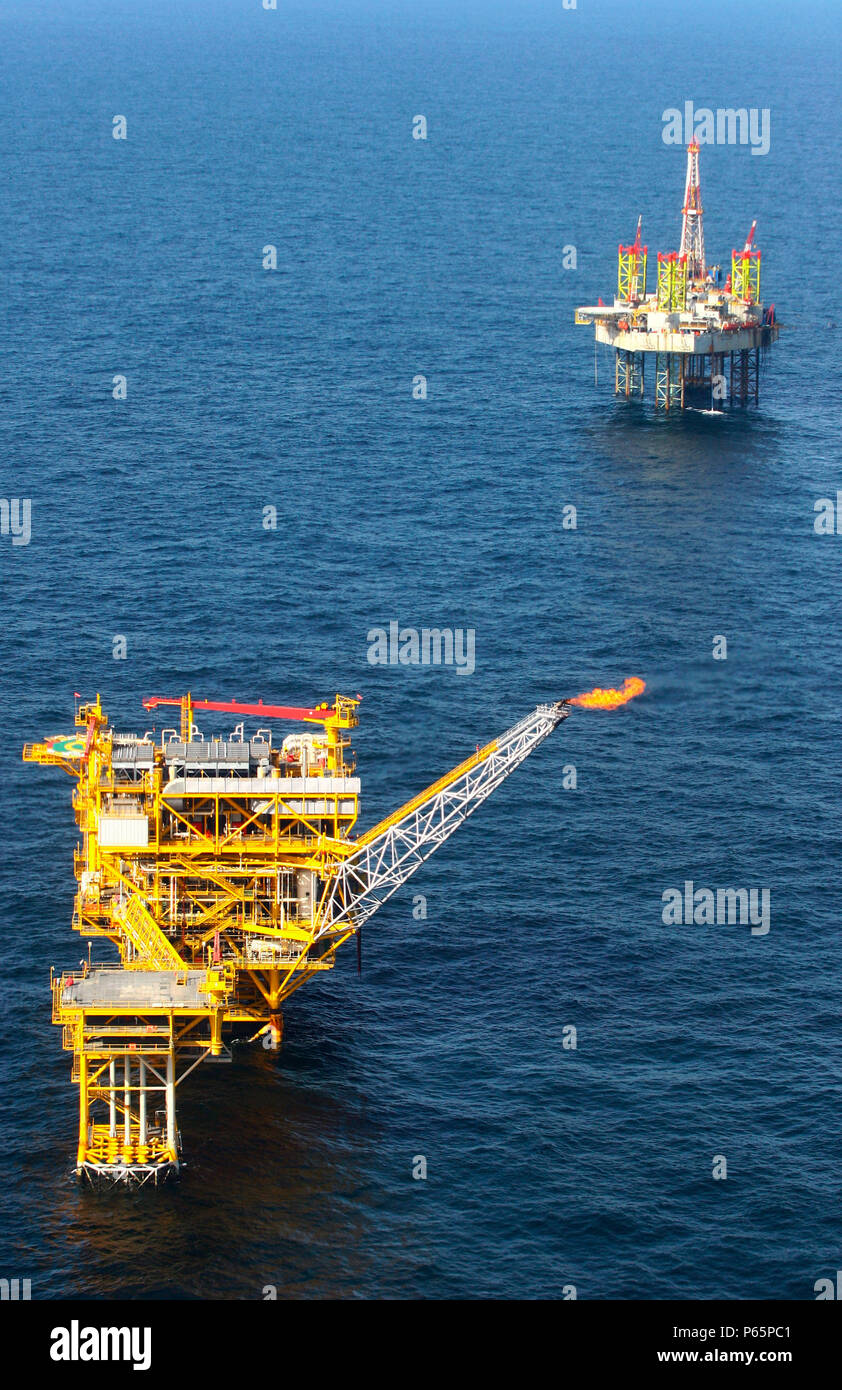 Oil rig nobody day high angle hi-res stock photography and images - Alamy
