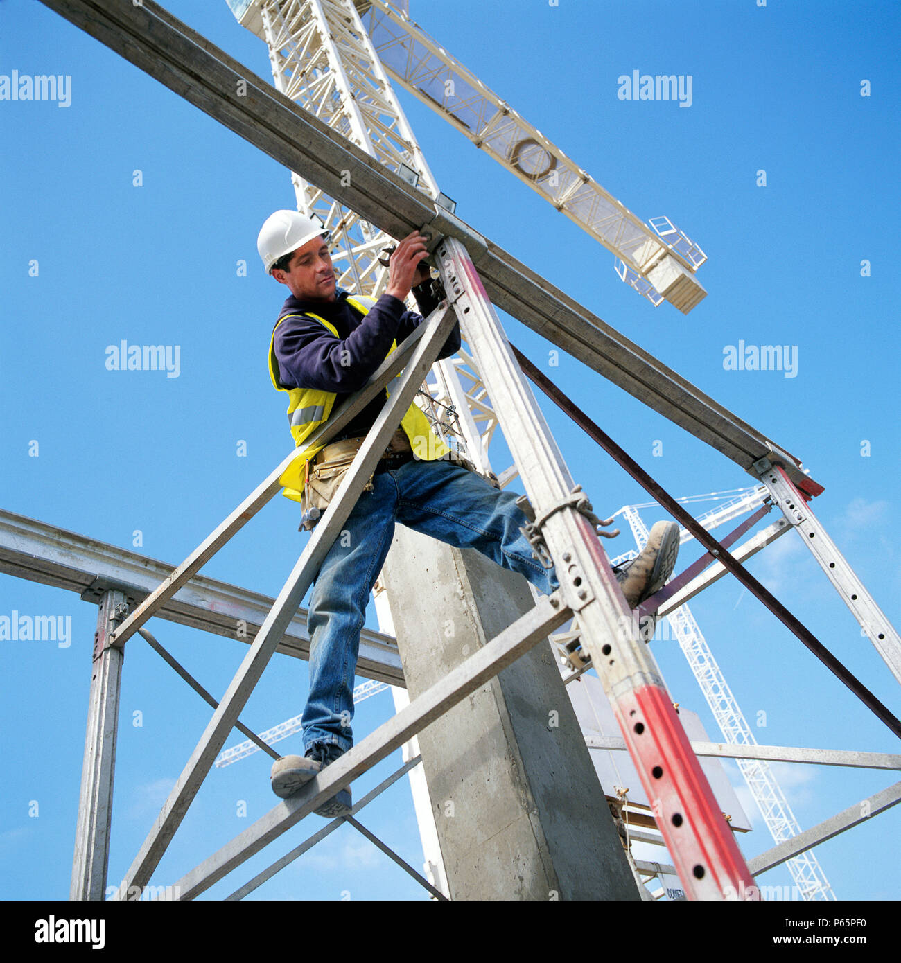 Erecting steel frame hi-res stock photography and images - Alamy