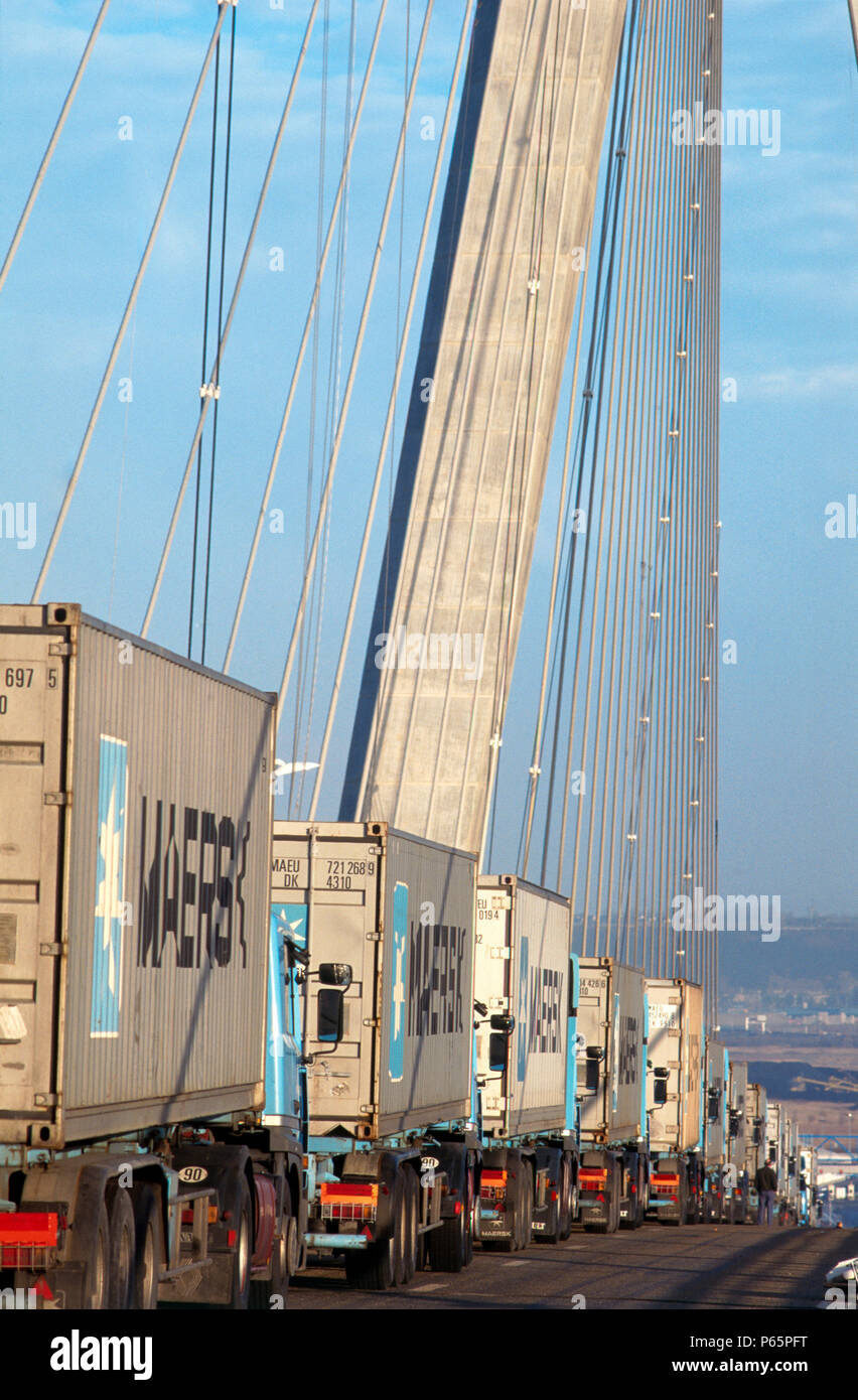 Qe2 bridge construction hi-res stock photography and images - Alamy