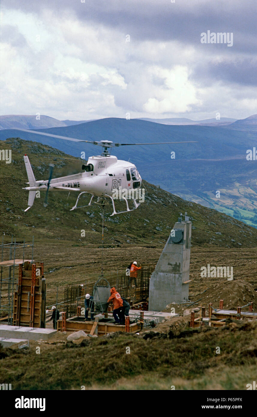 Helicopter delivery hi-res stock photography and images - Alamy
