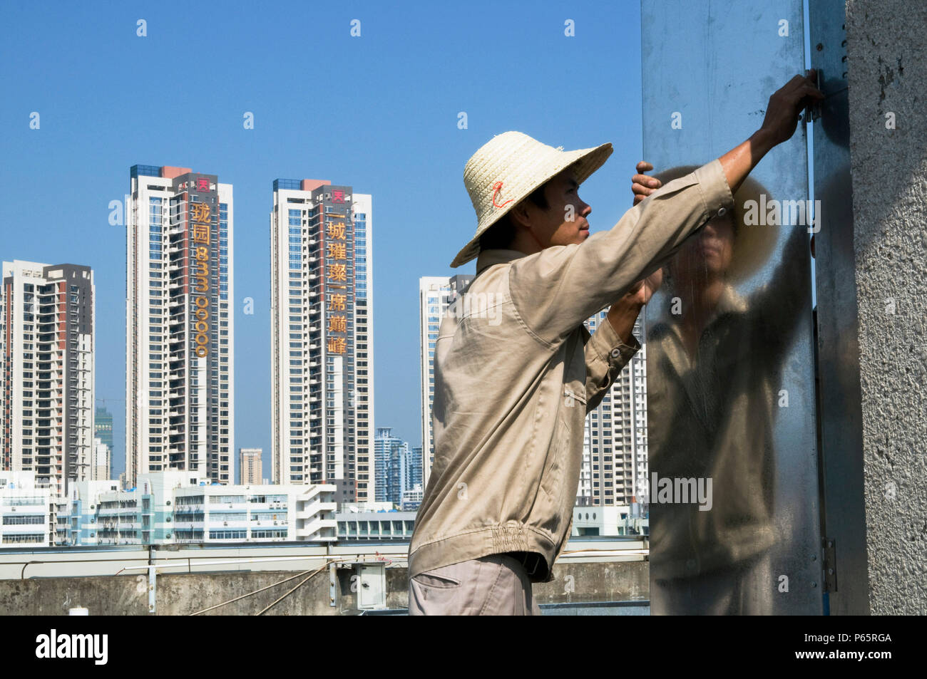 China workers hi-res stock photography and images - Alamy