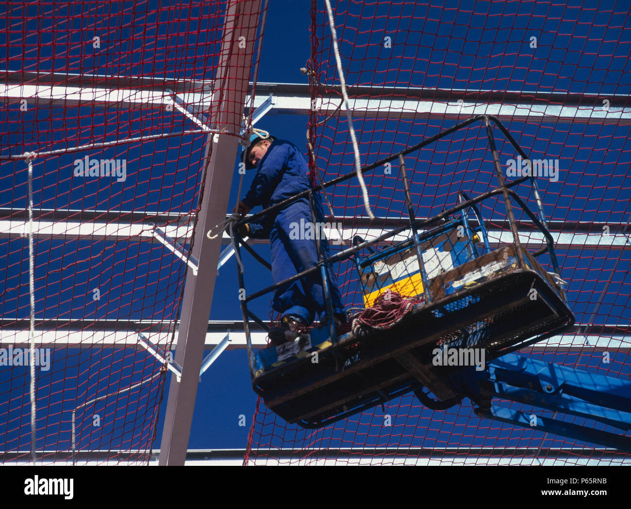 Fixing safety netting to steel frame, prior to roof cladding, using ...