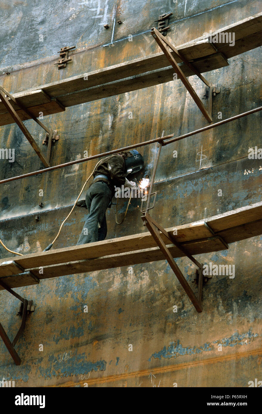 Welding steel plates from unsafe scaffold Stock Photo - Alamy