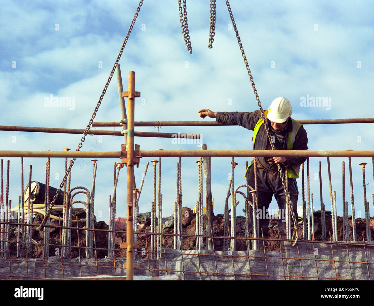 Positioning section of steel reinforcing mesh on site Stock Photo - Alamy